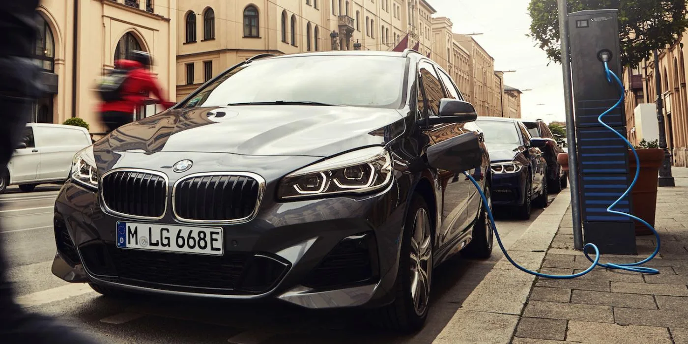 Plug in Hybrid BMW 225xe erhalt neue Batterie electrive