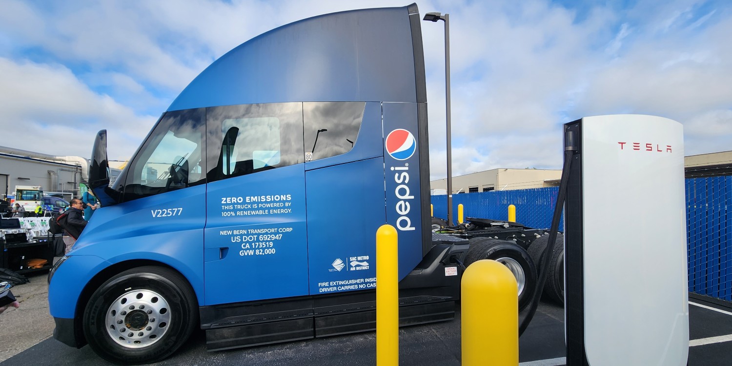 PepsiCo zeigt 18 eingeflottete Tesla Semi im Firmendesign electrive