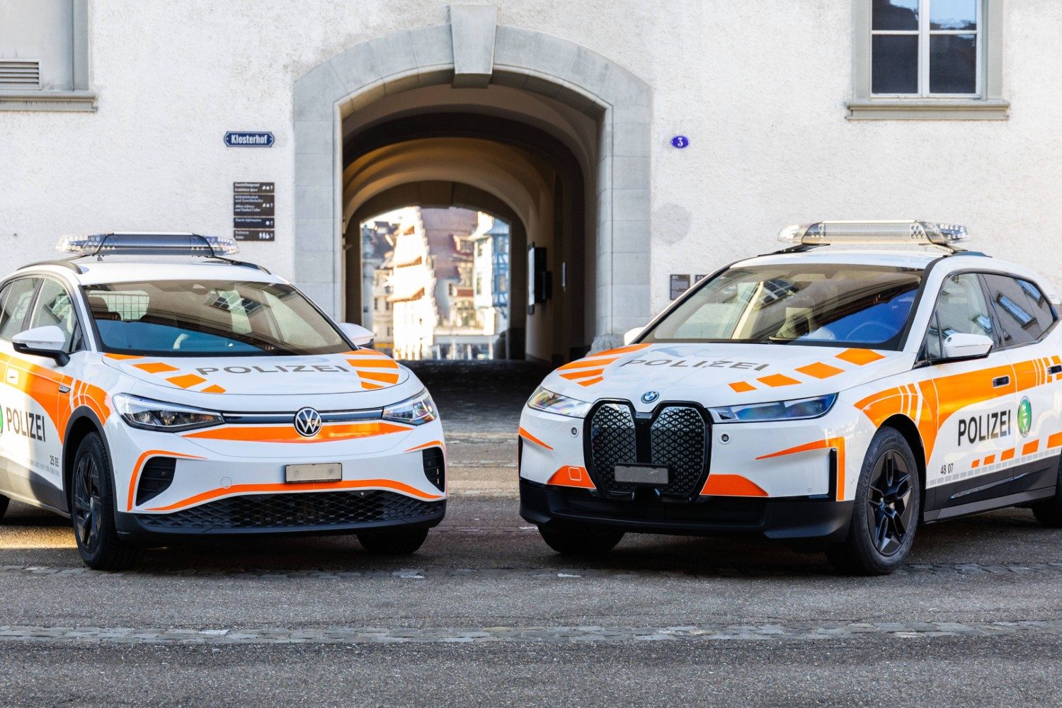 Kantonspolizei St. Gallen setzt auf E-Flotte aus VW ID.4 und BMW iX ...