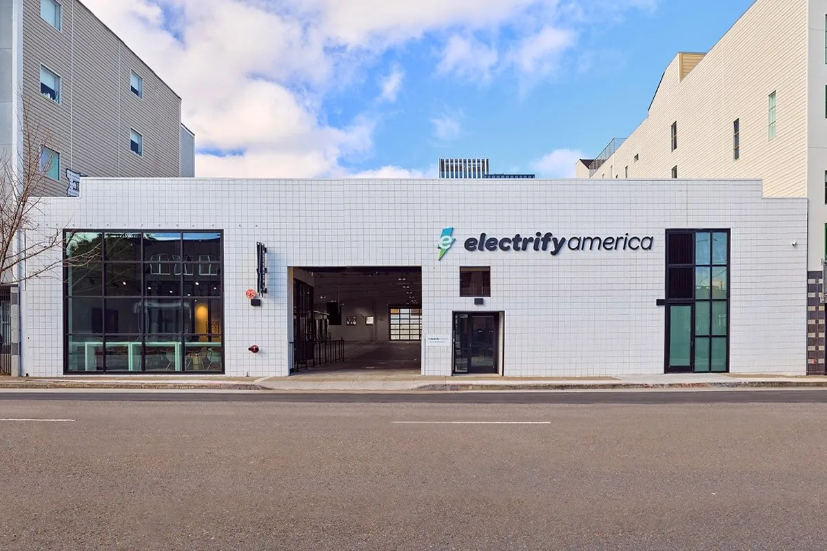 Electrify America eroffnet Indoor Schnellladepark electrive