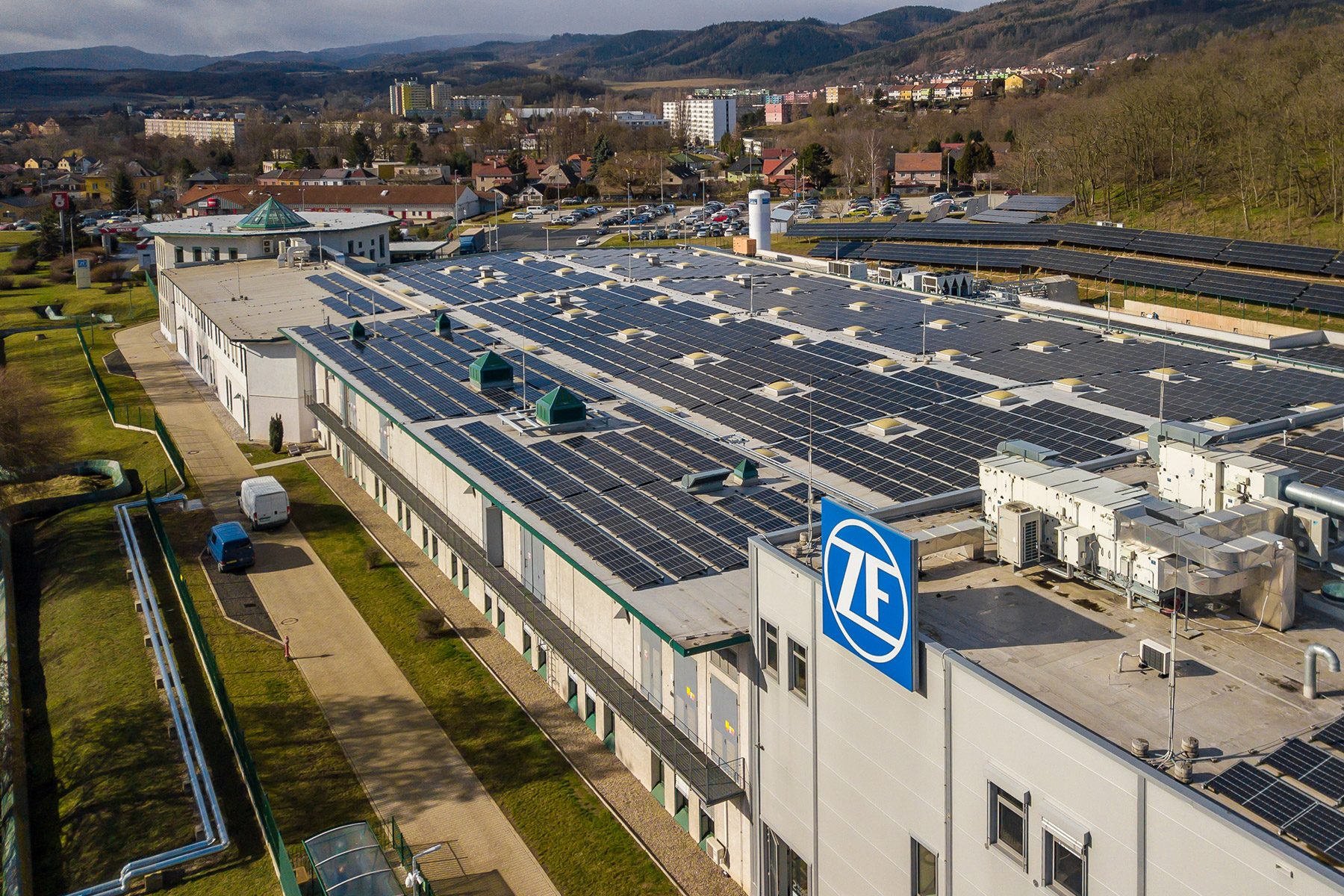 ZF eröffnet erste „Null-Emissions-Fabrik“ in Tschechien - electrive.net