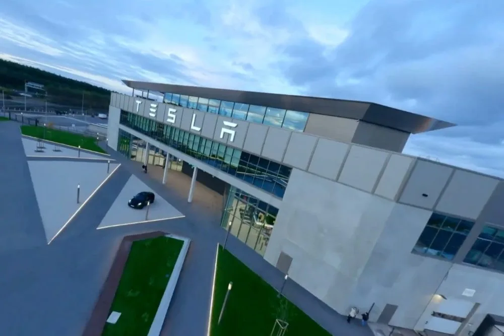 Tesla-Fabrik Grünheide hat den größten Ladepark der Welt