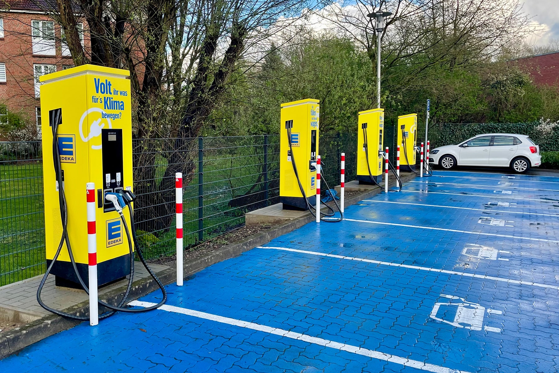 DKV Mobility integriert Ladepunkte von Edeka - electrive.net