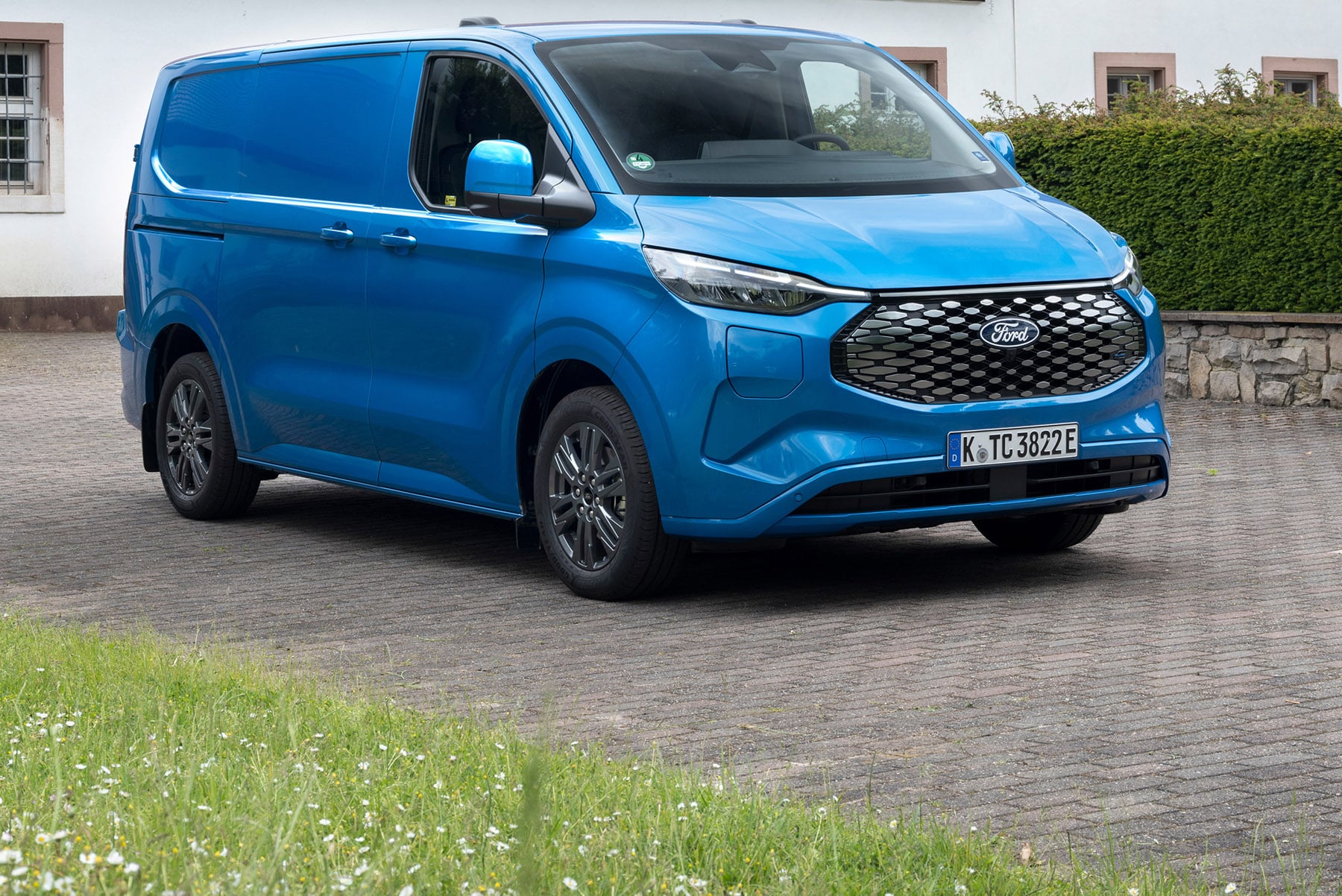 Ford E-Transit Custom: Elektro-Transporter mit Kipp-Lenkrad fürs ...