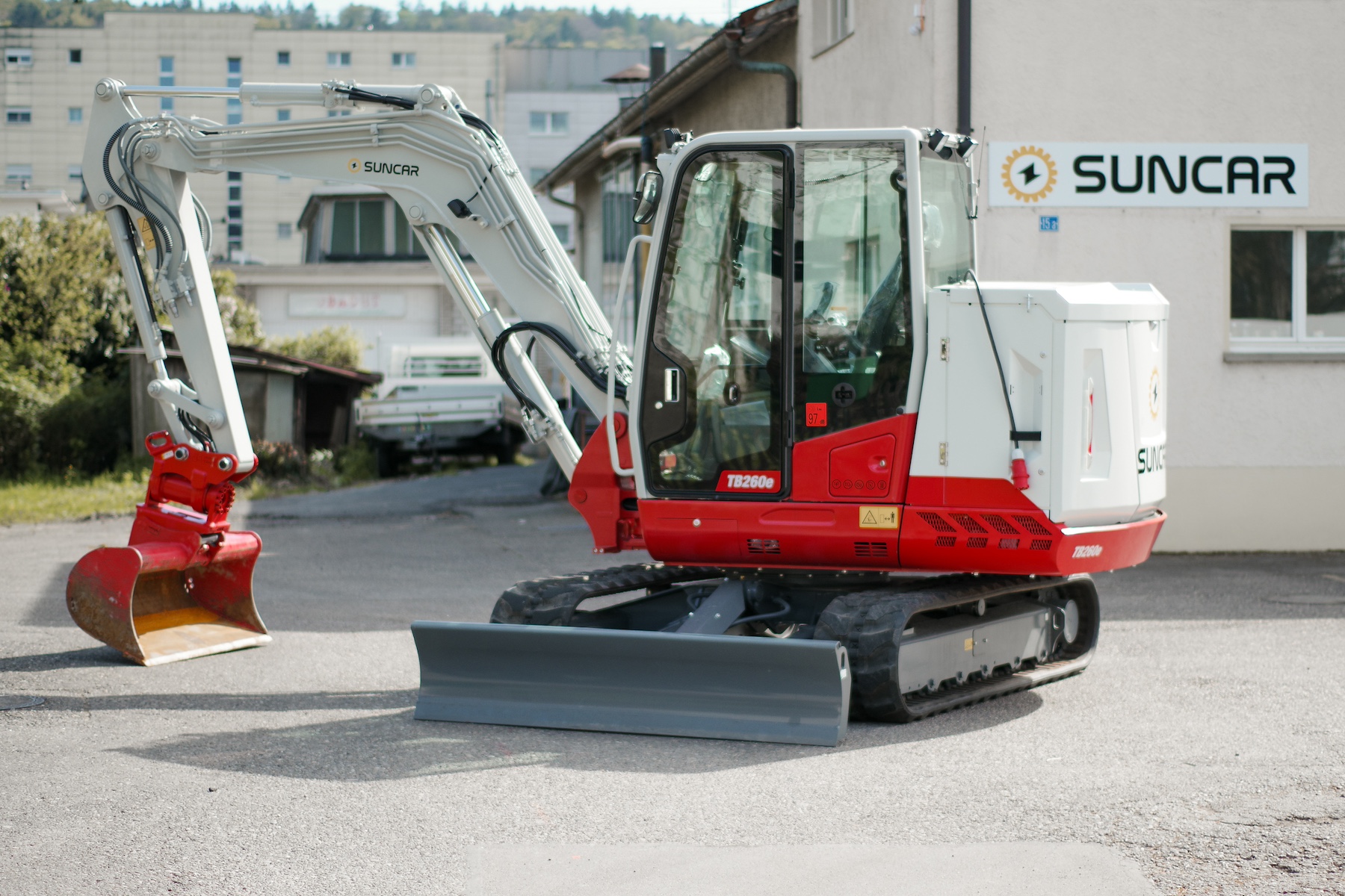 Suncar zeigt neuen Elektrobagger mit besserer Batterie - electrive.net