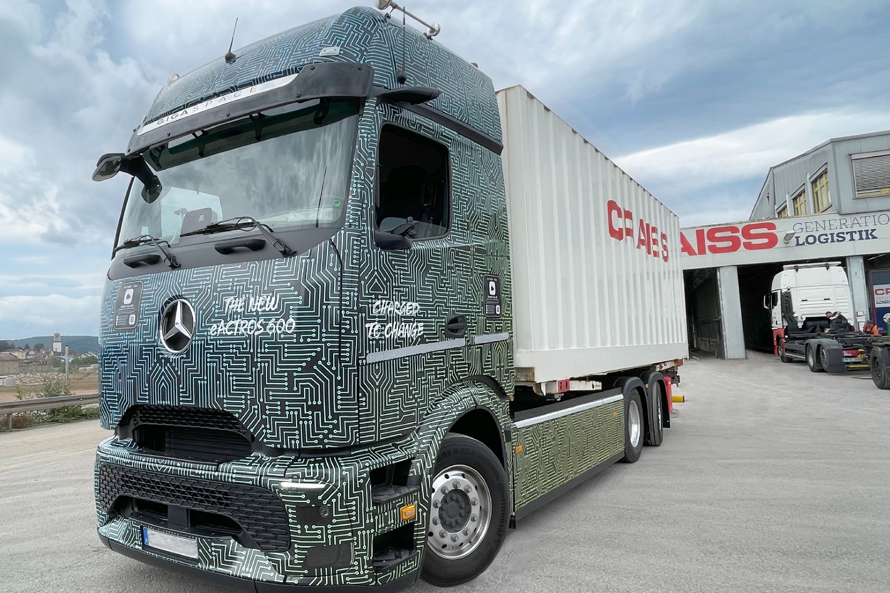 Craiss erweitert Lkw-Fuhrpark um ein Dutzend Mercedes eActros ...