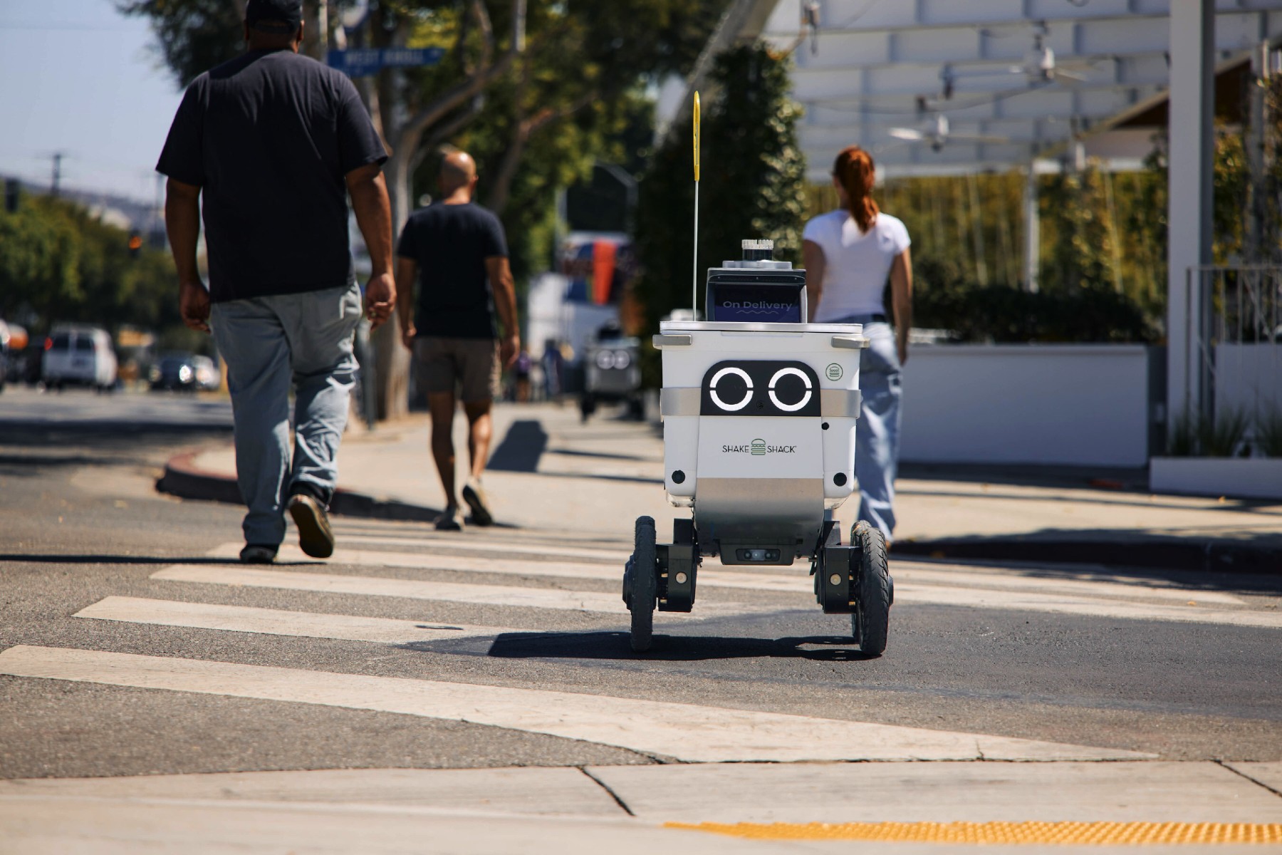Los Angeles: Lieferroboter bringt Bestellungen über Uber Eats an die Tür - electrive.net