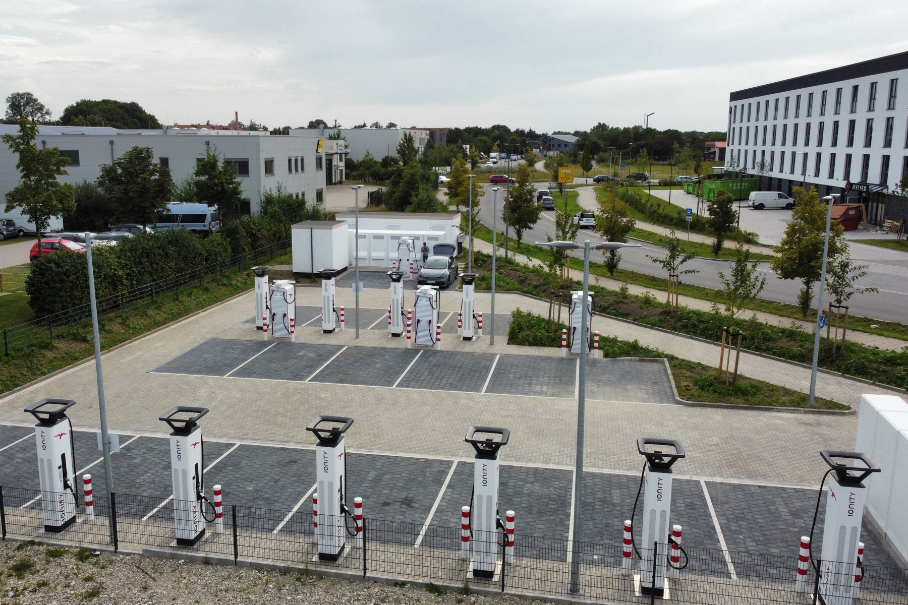 Ionity eröffnet neuen Ladepark nahe München - electrive.net