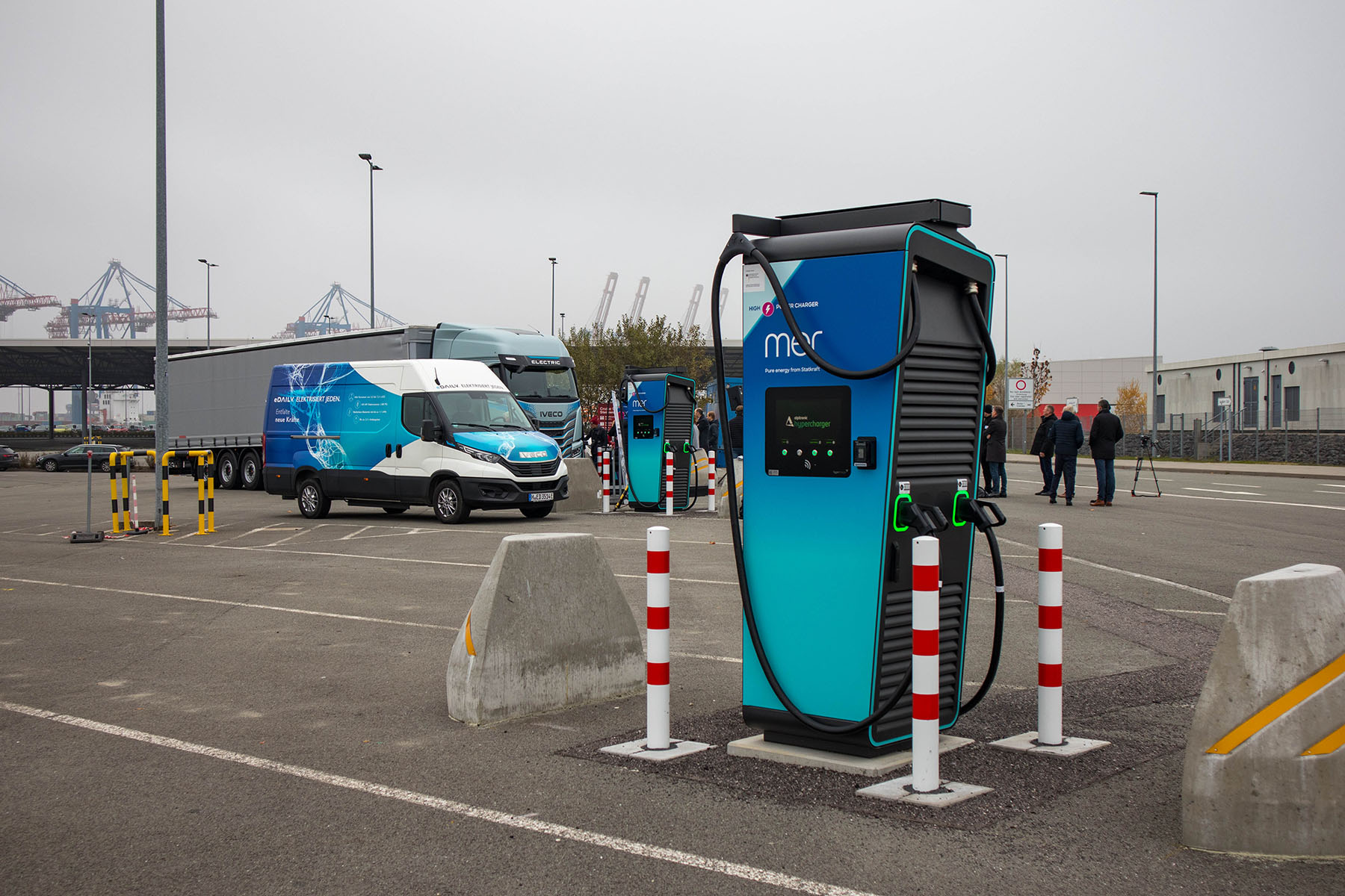 Mer nimmt Schnelllader für E-Lkw am Hamburger Hafen in Betrieb ...