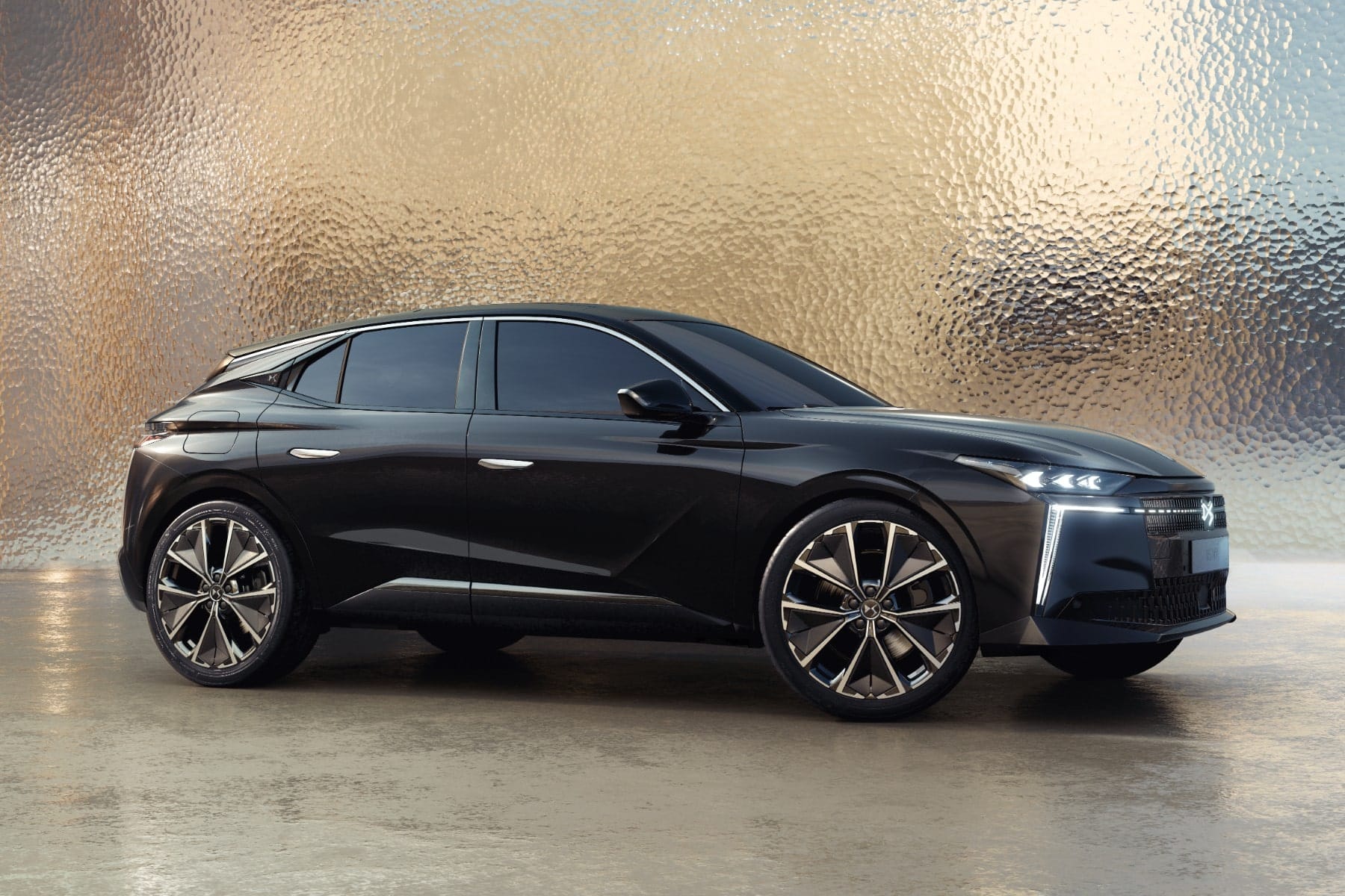 Nach Facelift: Kompaktlimousine DS N°4 fährt jetzt auch rein elektrisch ...