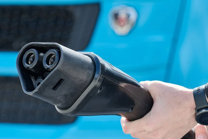 Scania kündigt Elektro-Lkw mit MCS-Port für 2026 an - electrive.net