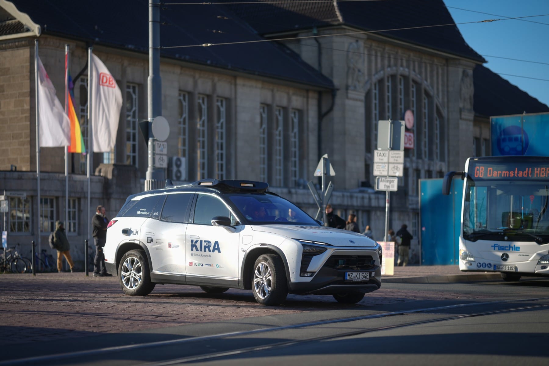KIRA-Projekt: E-Robotaxis mit Testnutzern fahren nun auch in der ...